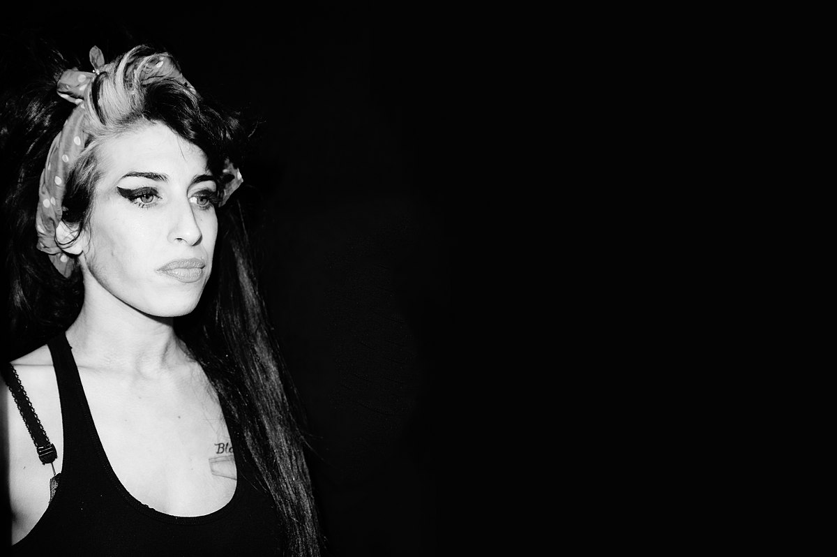 10 años sin Amy Winehouse: el look de una estrella inolvidable - Kohlschool